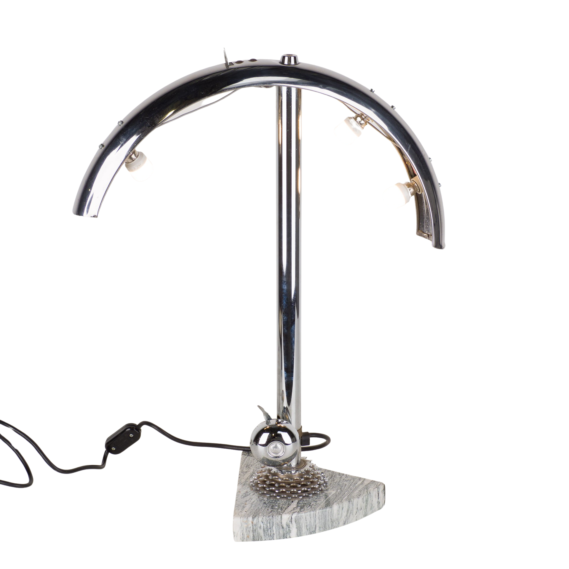 Ludieke metalen tafellamp met fietsbel op een marmeren sokkel. – De ...