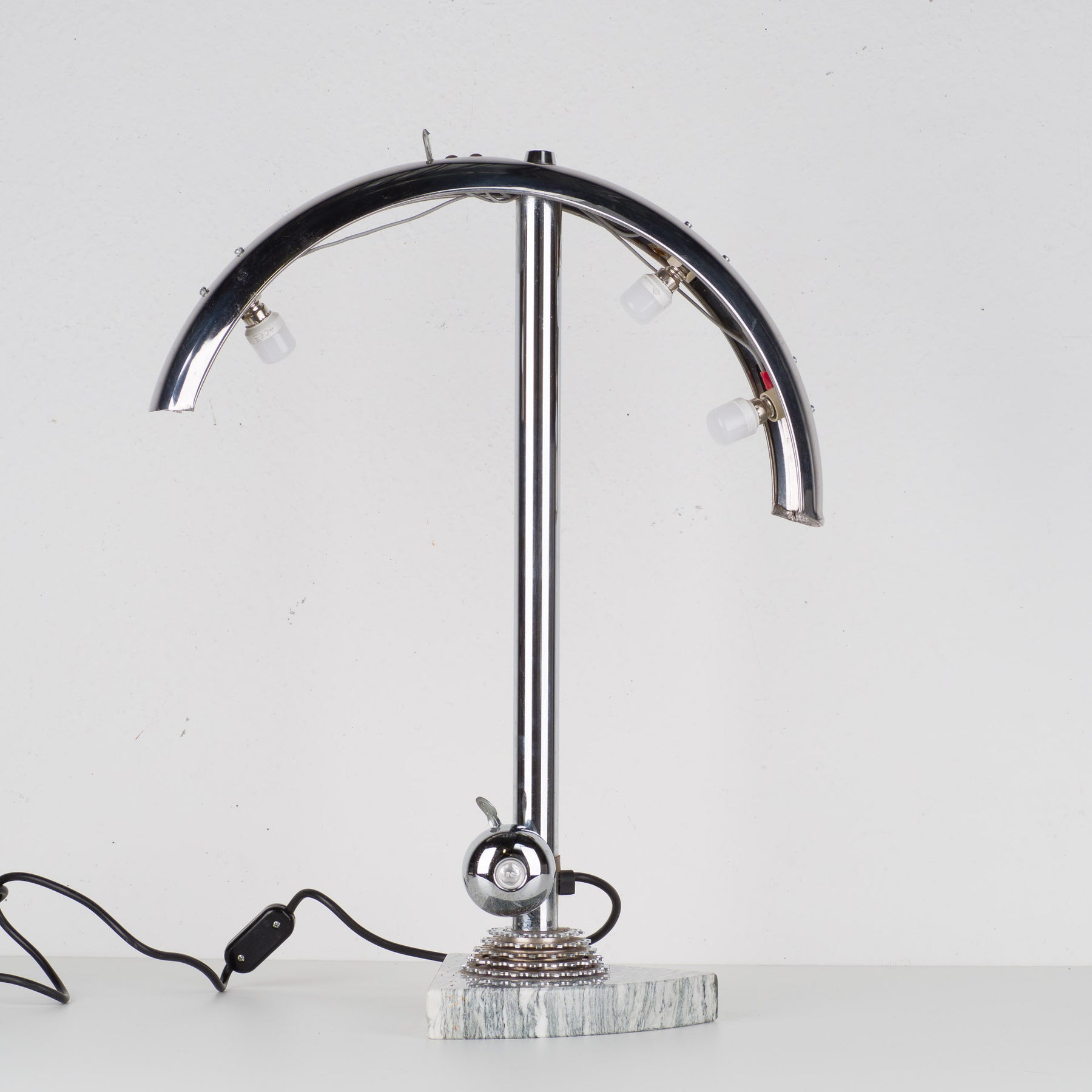 Ludieke metalen tafellamp met fietsbel op een marmeren sokkel. – De ...